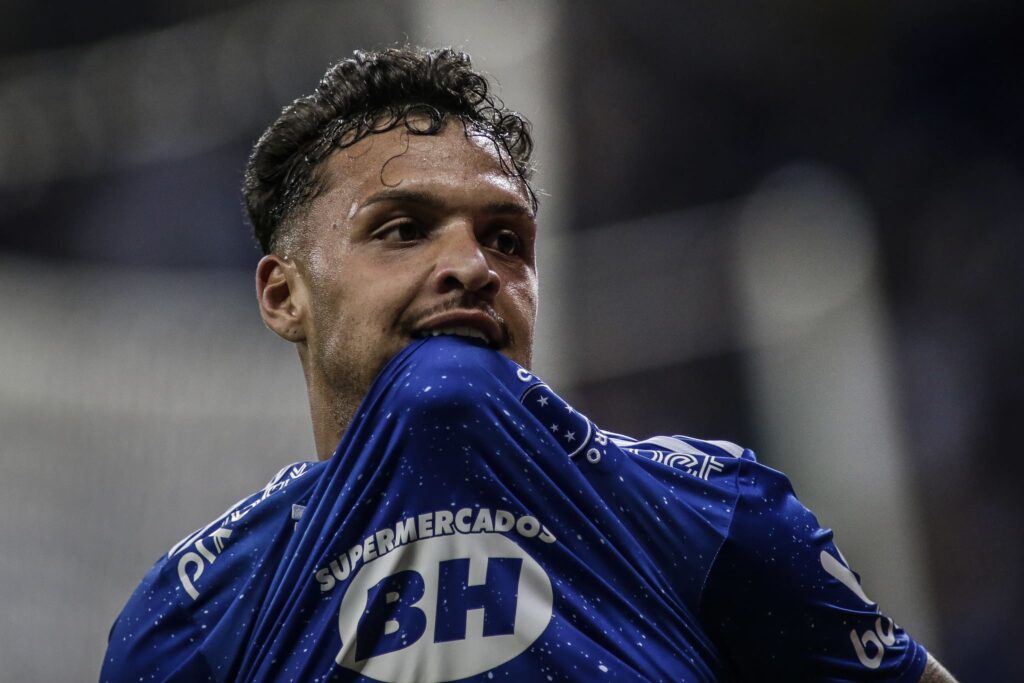 Daniel Júnior: Meia do Cruzeiro é o aniversariante do dia