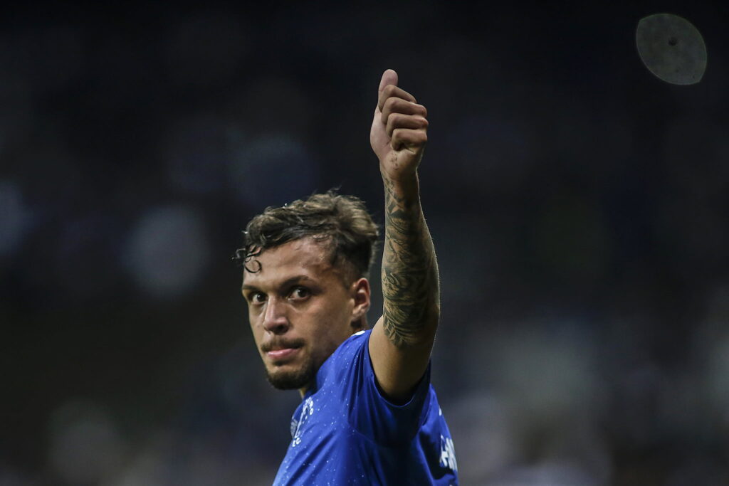 Craque do Cruzeiro ganha elogio do rival após drible desconcertante