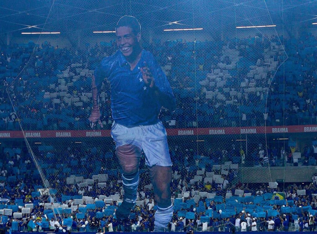 Torcida do Cruzeiro dá show em mosaico e faz homenagem para Ronaldo ...