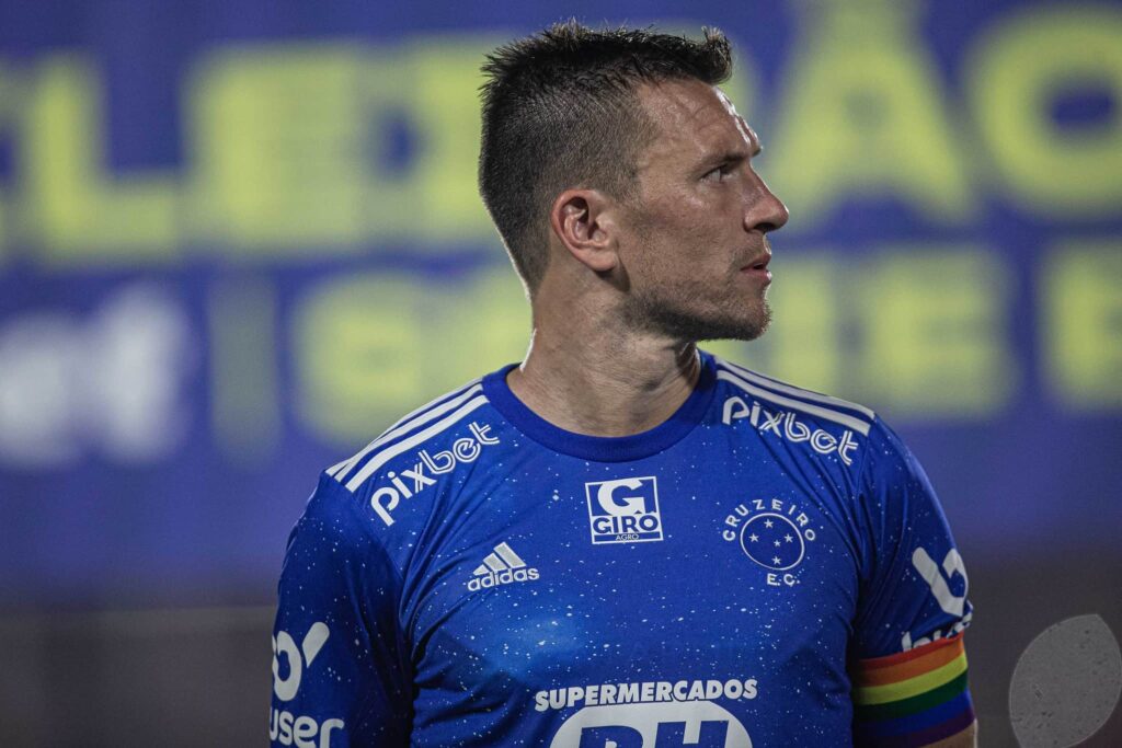 Brock: Capitão do Cruzeiro se encontra com jogador que acionou o clube ...