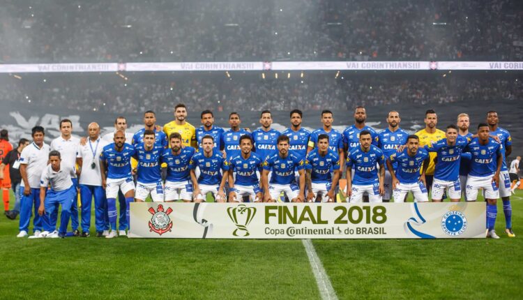 Há quatro anos o Cruzeiro passava por cima do Corinthians e era campeão ...