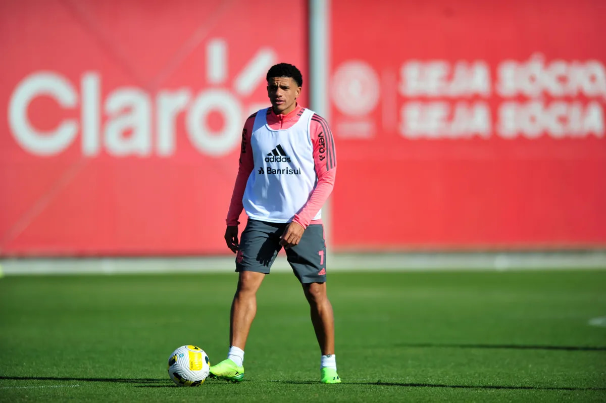 Taison terá que abrir mão de grande parte do salário para fechar com o ...