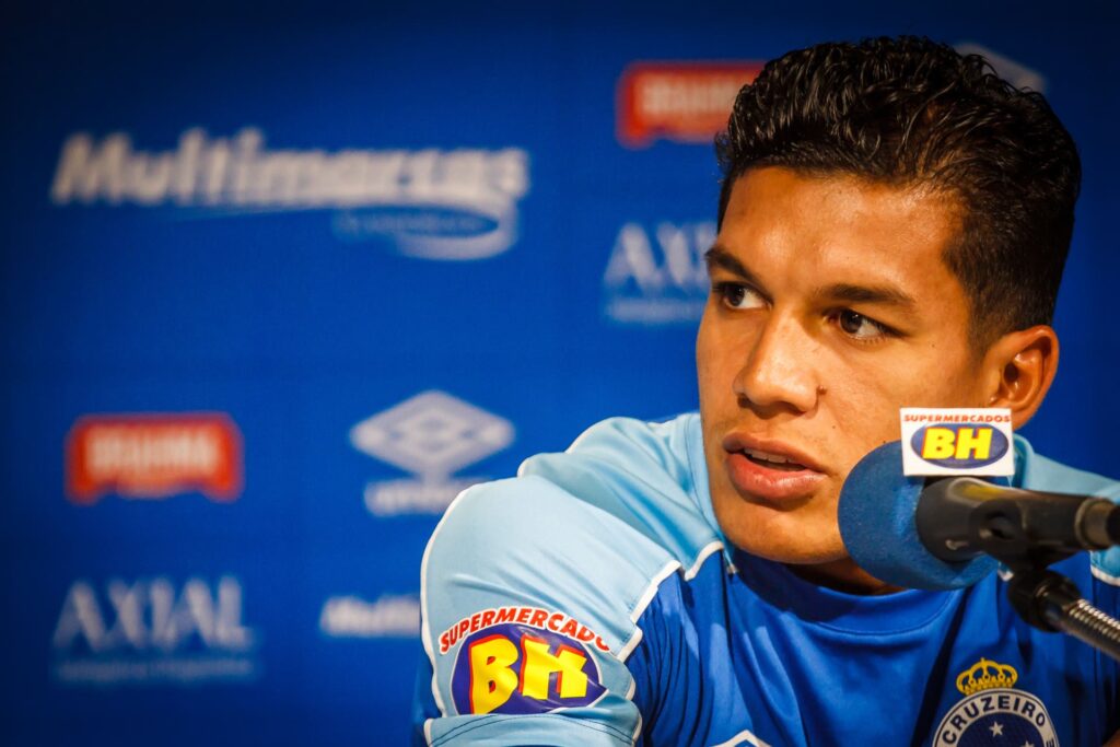 Lucas Romero devia ter se espelhado nesse jogador ao demonstrar amor ...