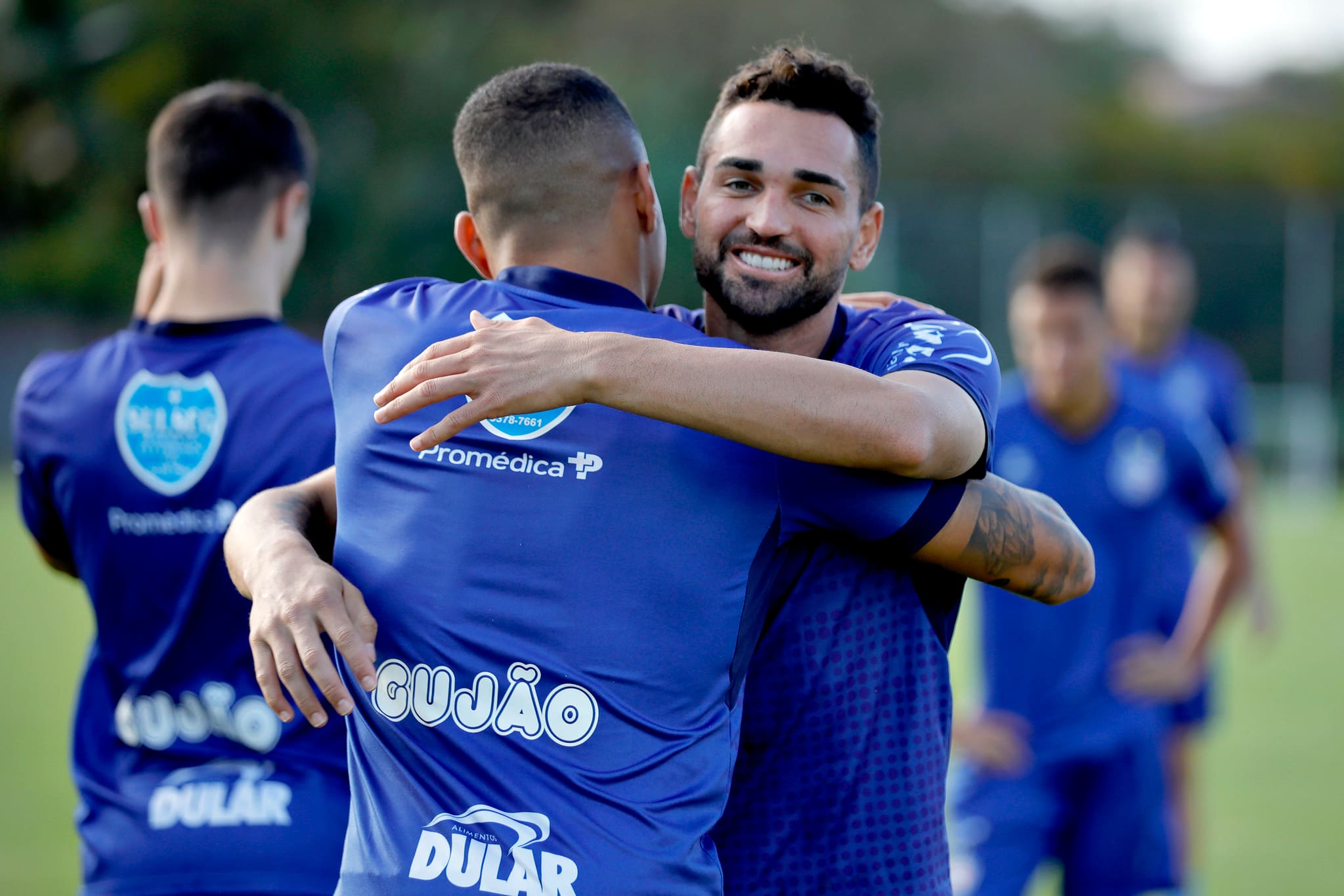 Gilberto chega voando e manda recado para torcida do Cruzeiro