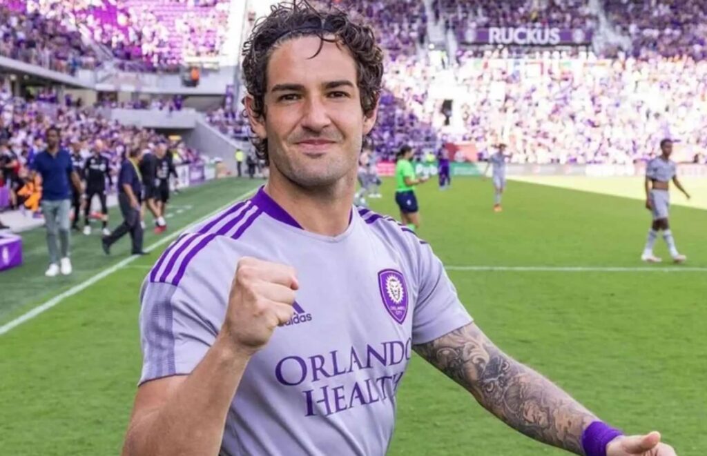 Alexandre Pato está treinando no Brasil e Cruzeiro precisa ficar de olho