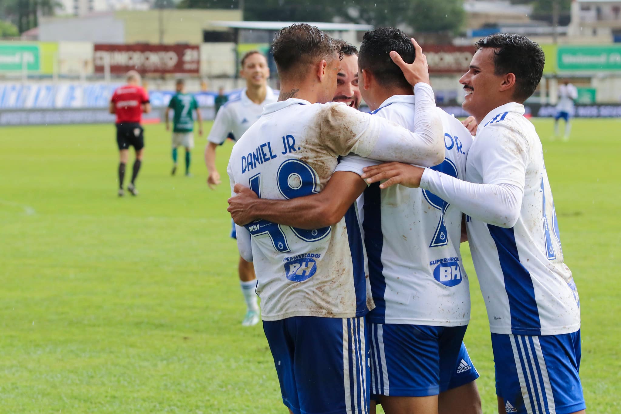 Torcida do Cruzeiro flagra Daniel Jr. mancando após entrada criminosa ...