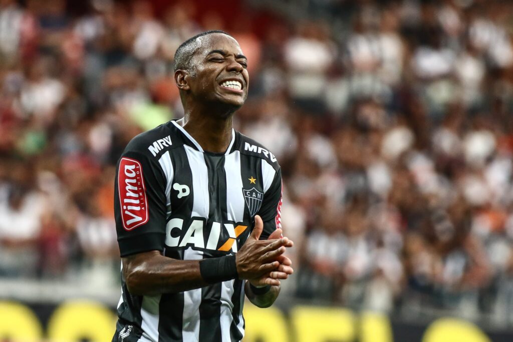 Robinho definiu sua nova profissão após ficar livre