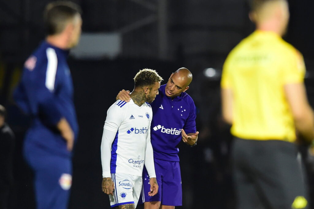 Vídeo mostra discurso emocionante de Rafael Bilu no vestiário do Cruzeiro
