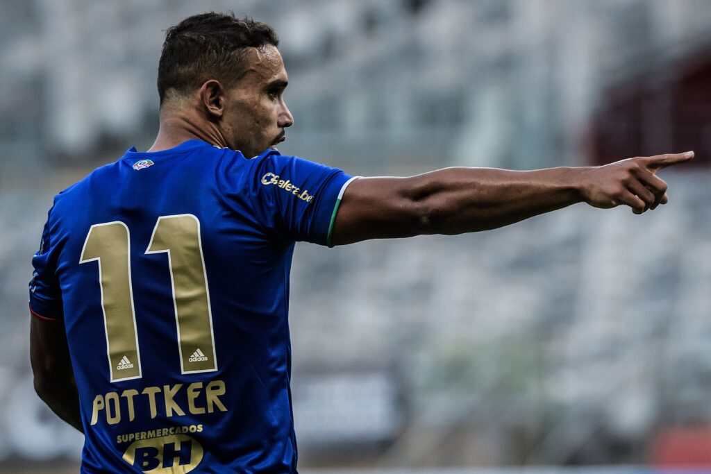 Cruzeiro é condenado a pagar valor milionário para William Pottker