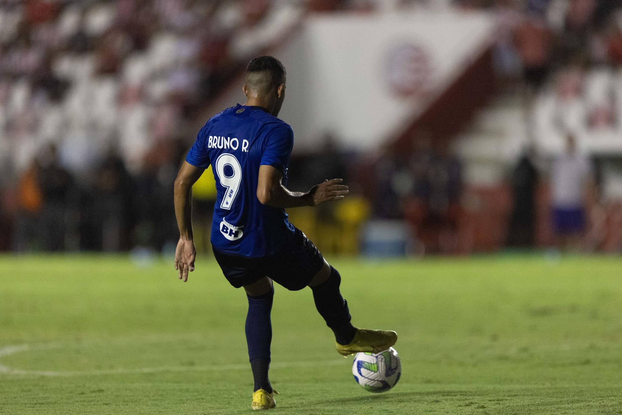 Bruno Rodrigues perde gol inacreditável para o Cruzeiro; assista