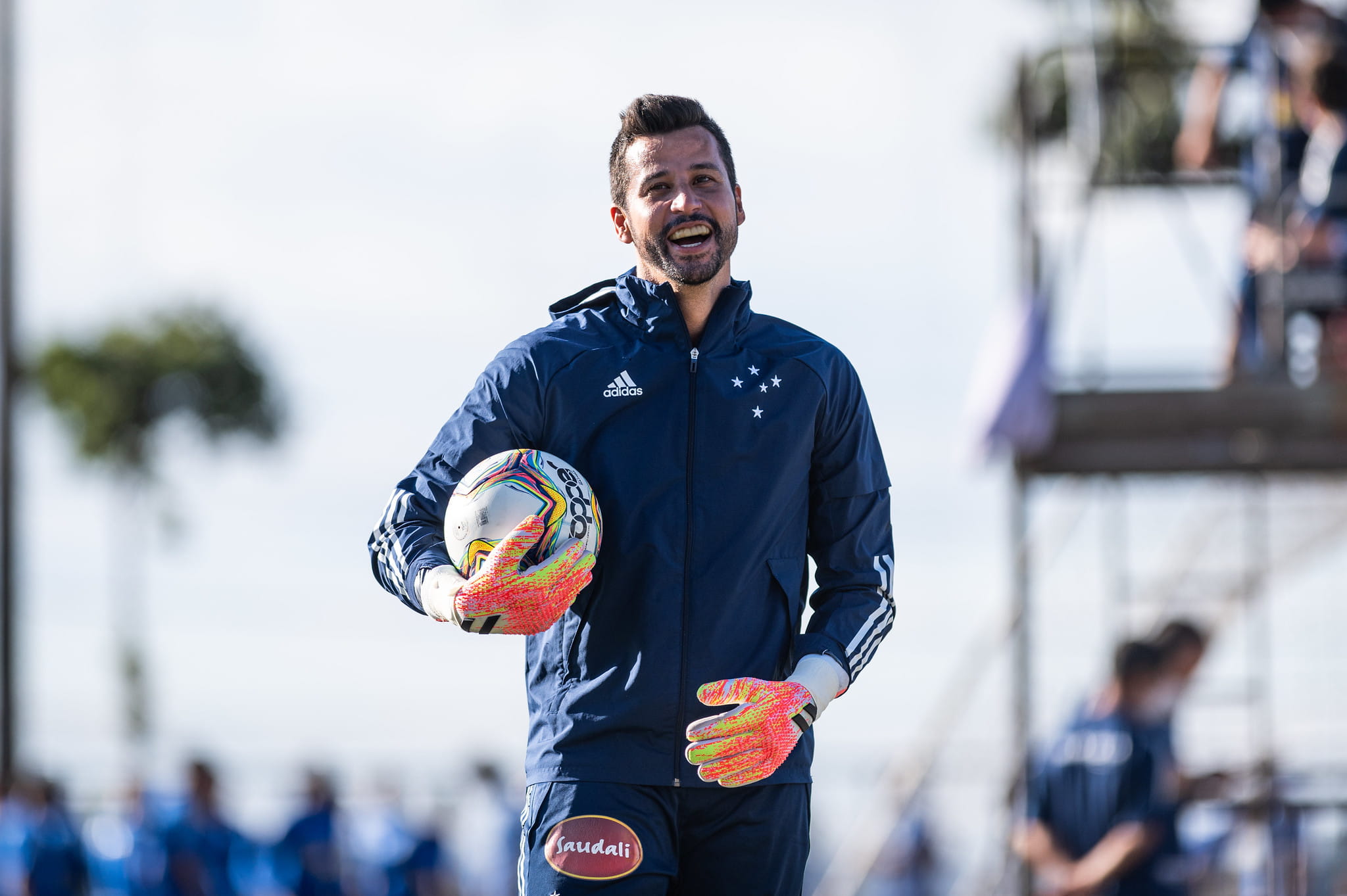 Goleiro Fábio aparece com visual novo e choca até os Cruzeirenses