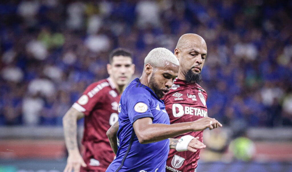 Cruzeiro aproveita jogo e entrega presente para Felipe Melo