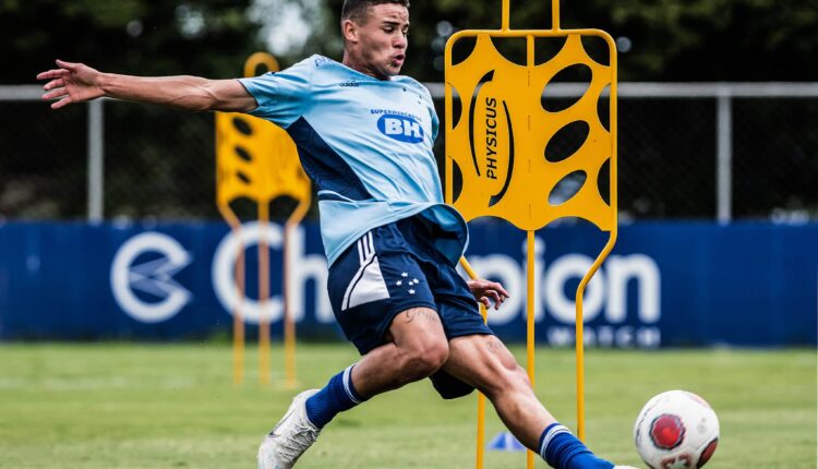 Lembra dele? Arielson é apresentado em time que poucos conhecem no Brasil