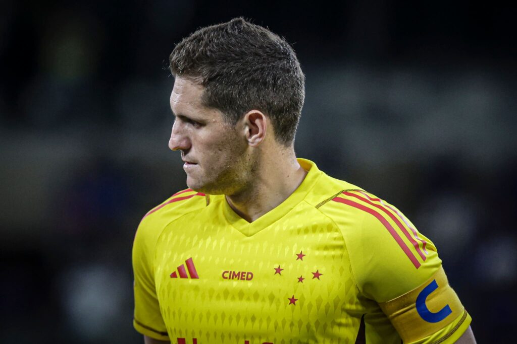 Ex-Cruzeiro faz alerta e puxa a orelha de Ronaldo Fenômeno