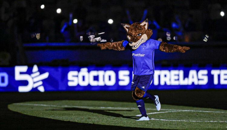 Novo Raposão aprontou todas no jogo do Cruzeiro e até derrubou taça