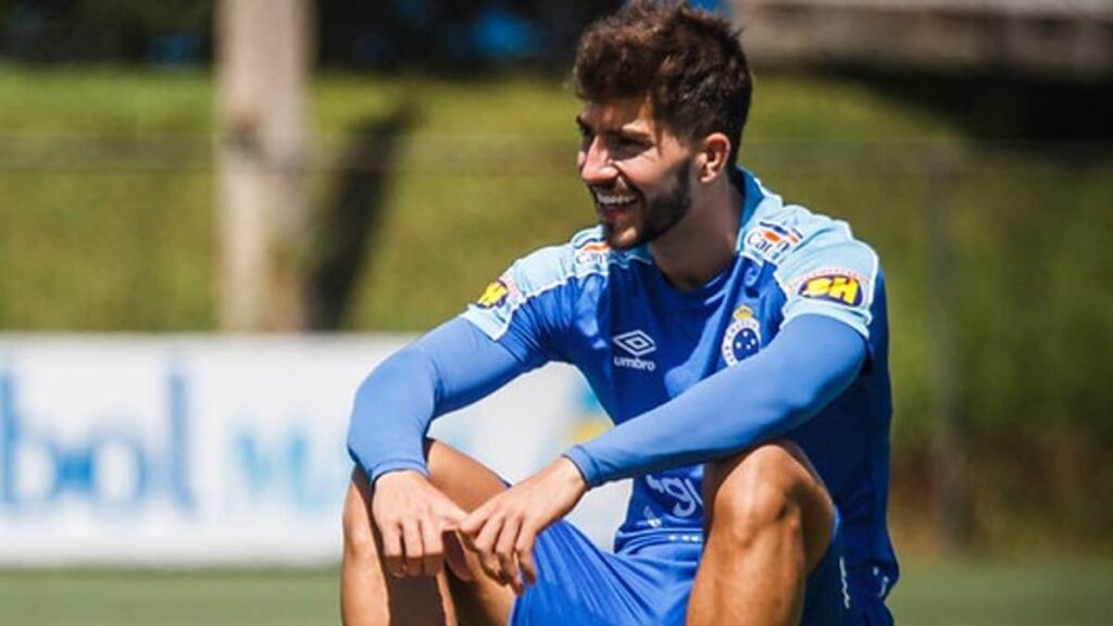 Lucas Silva chegou voando no Cruzeiro e agora está 100% confirmado na ...
