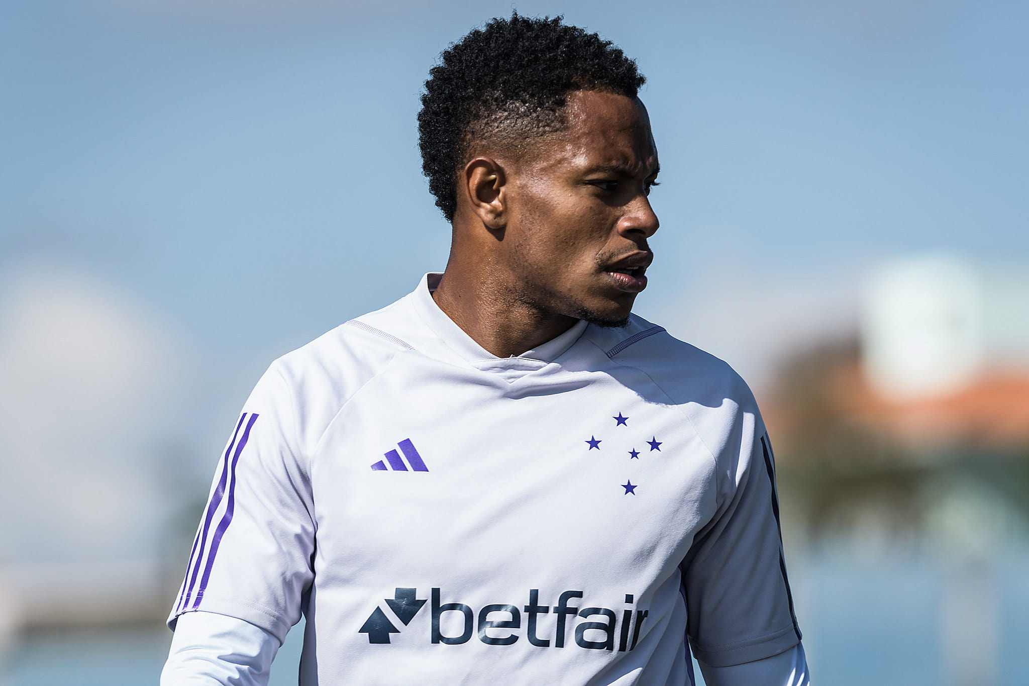 Matheus Jussa recebe aviso do Cruzeiro sobre permanência