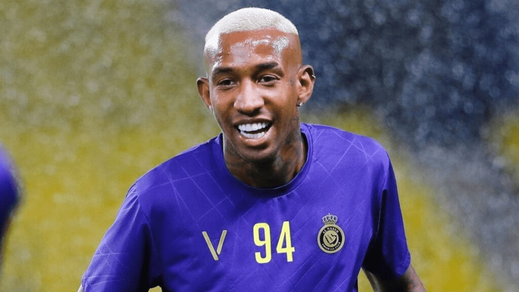 Anderson Talisca fechou contrato e desembarcou no Brasil para apresentação