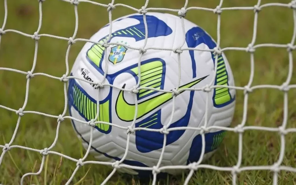 Quais são as regras exigidas para uma bola de futebol ser usada em ...